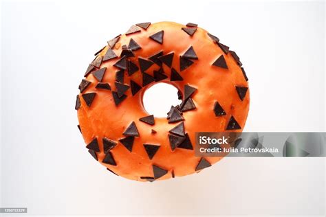 달콤한 장식 토핑으로 오렌지 프로스팅과 초콜릿 삼각형 할로윈 도넛 아이들은 흰색 배경에 과자를 휴가 과자 안 주면 장난칠 거예요 모든 할로윈 이브 모든 성도 이브 도넛