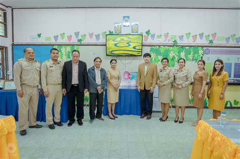 ดร ณฐกรณ์ ดำชะอม ผู้อำนวยการโรงเรียนปากแพรกวิทยาคม ให้การต้อนรับ นางวัชรี แสงอรุณ ศึกษานิเทศก์