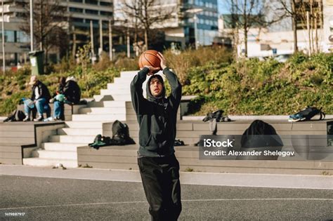 거리에서 스트리트 볼을 연주하는 사람들 농구와 스포츠 사진 도시 생활 개념 게임을 위해 공을 사용하는 사람 25 29세에 대한 스톡 사진 및 기타 이미지 Istock