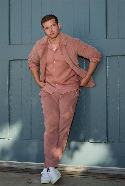 Oliver Stark • Photoshoot Hombres Famosos Actores Guapos