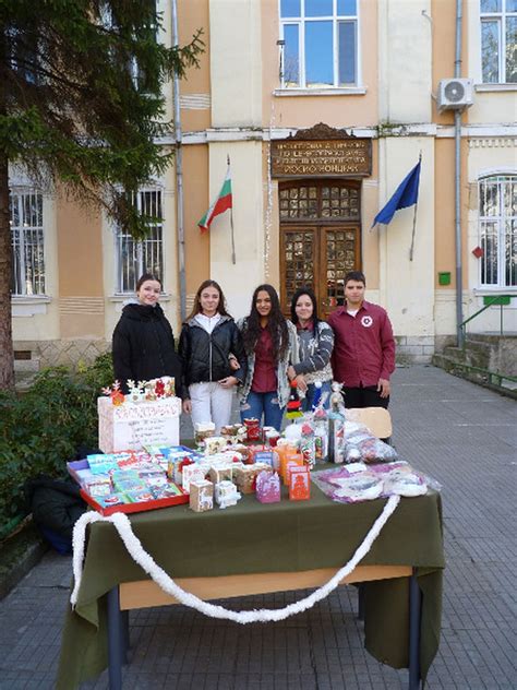 Коледен благотворителен базар пред Гимназията по дървообработване събира пари за смелите мечти