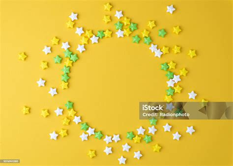 막대 사탕 과자 복사 공간 라운드와 패턴입니다 눈송이 상위 뷰 평면으로 사탕 노란 파스텔 배경을 하다 달콤한 빠 사탕 장식 달콤한 음식 배경 위에 고립 된 최소한의 개념 0