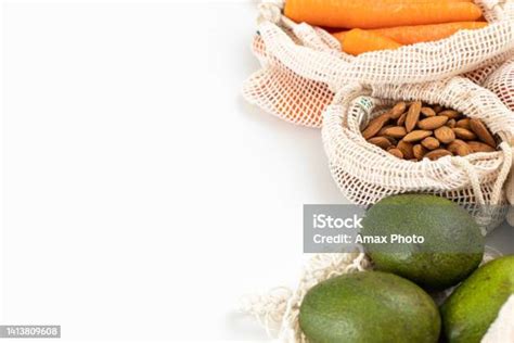 흰색 배경에 유기농 야채 과일 및 식료품이 들어간 메쉬 에코 재사용 가능한 쇼핑백의 상단 전망 가방에 대한 스톡 사진 및 기타