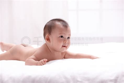 爱高清图片 一个婴儿趴在室内床上 人像图片免费下载 格式 5616像素 编号66929504 千图网