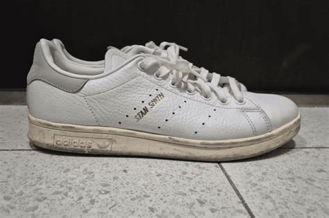 버릴 뻔한 운동화가 이렇게 살아나다니누렇게 변한 신발 밑창 옆면의 묵은 때 지워내는 간단한 방법