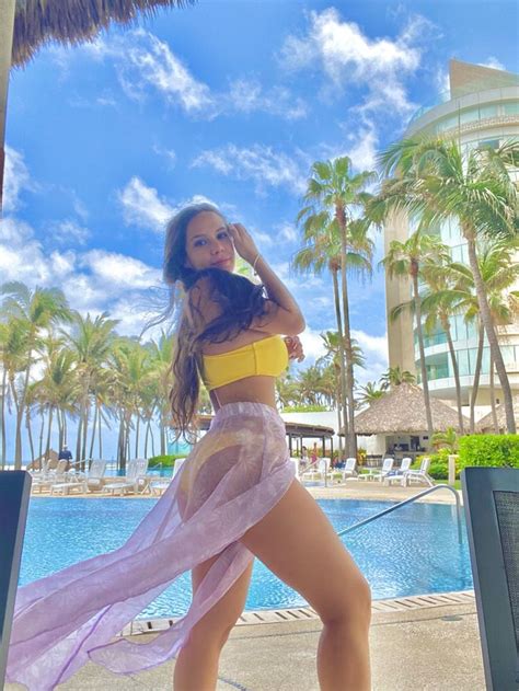 4 Hot Sexy Sofia Rocha Bikini Pics