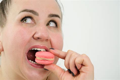 한 입만 마카롱 쿠키 과자 달콤한 프랑스 케이크 십 대 소녀 치과 치료 과자 포스터 배너 헤더 복사 공간을 가진 십 대 아이