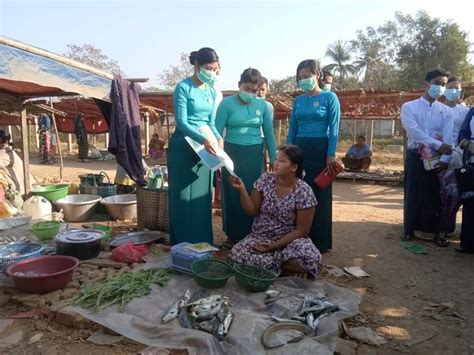 မအီမြို့၌ ကိုဗစ် ၁၉ ရောဂါ တားဆီးကာကွယ်ရေး အသိပညာပေး လက်ကမ်းစာစောင်များနှင့် ပါးစပ်နှာခေါင်းစည်းမ