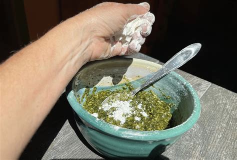 How To Make An Herbal Poultice With Comfrey