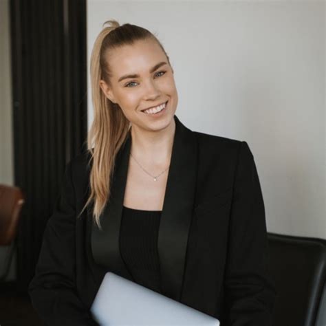 Adeline Vaher Vahter Social Media Manager Freelance Linkedin