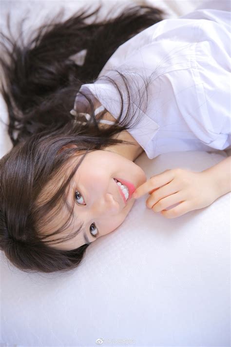 Trend bây giờ là vẻ đẹp sexy khỏe khoắn nhưng hình ảnh nữ sinh mặc đồng phục trong sáng vẫn có