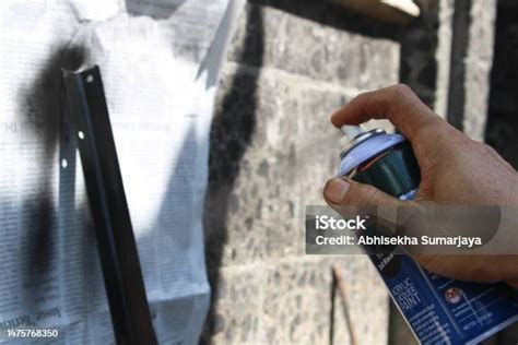 선반을 만들기 위해 스프레이 페인트 또는 에어로졸 페인트로 강철 앵글 또는 앵글 아이언을 검은색으로 칠하는 작업자 각도에 대한 스톡 사진 및 기타 이미지 Istock