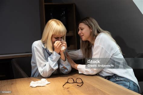 사무실에서 슬픈 우울한 동료들을 위로하는 젊은 사업가 일하는 사람들 또는 심리 치료사 치료사는 관계 해체 또는 직장에서 해고 된 후 지원합니다 안위에 대한 스톡 사진 및