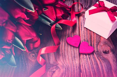 튤립 복사 공간와 소박한 나무 배경에 붉은 활과 마음과 선물 상자 공간이 봄 테두리입니다 여자의 날 어머니의 날 또는 생일 휴일 인사말 카드 3월에 대한 스톡 사진 및 기타