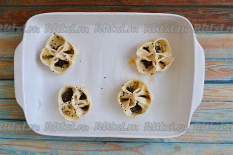 Слойки с шоколадом из слоеного теста 11 фото в рецепте