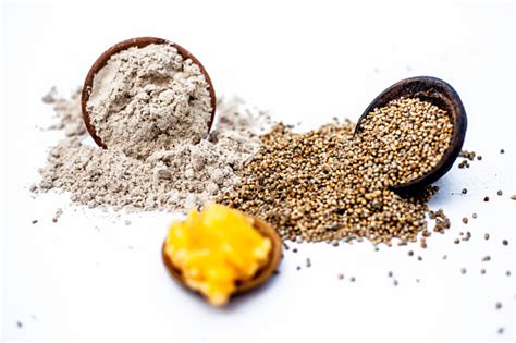 밀가루와 햇 감자 제 있는 점토 그릇에 진주 기장 이나 바즈 라 또는 바즈 리의 곡물을 클로즈업 하 여 Uttrayan 또는 마 카 르 산지에 대 한 과자 준비를 위한 작은