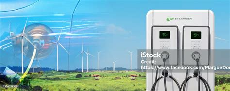 전기 자동차 의 이중 노출은 녹색 에너지 전력 효과와 흐릿한 자연에 풍력 터빈 배터리 배너를 충전합니다 친환경 지속 가능한 에너지 개념 전기 자동차 대체 연료 차량에 대한