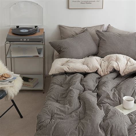 일상을 스타일링하다 데코뷰 ️극세사가 필요한 계절 침구의 인기순위가 앞서거니 뒤서거니 하는 것을 보면 여러분의 취향이 보여요~😎 캐쥬얼하게 포인트되는 이불이 잘