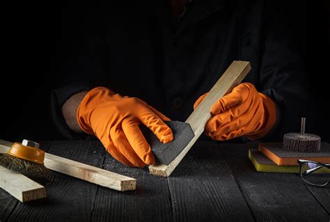 전문 목공인이 연마 도구로 나무 판자를 청소합니다 작업 중 빌더 클로즈업의 손 개조 또는 건설 아이디어 건설 산업에 대한 스톡