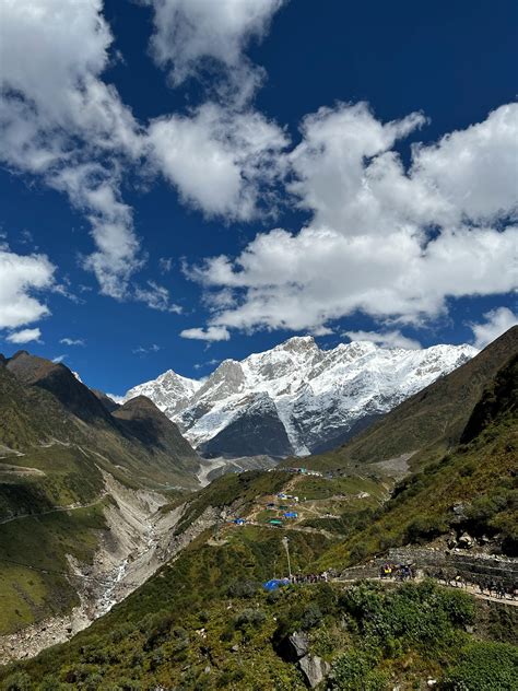 집 밖의 경치 고요한 골짜기 광야 구름 구름층 나무 녹색 높은 경치 드론으로 찍은 사진 땅 때묻지 않은 맑은 공기 맑은 하늘 무성한 보존