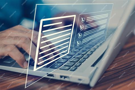 비즈니스를 위해 컴퓨터 개념 문서 관리를 사용하는 사업가 프리미엄 사진