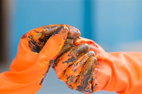 해피 부활절 날 컨셉 휴일 클로즈업에서 그림 달걀을 준비하는 가족을위한 노란색과 주황색 장갑 부활절은 죽은 예수 부활을 축하하는 축제와 휴일입니다 계절에 대한 스톡 사진 및