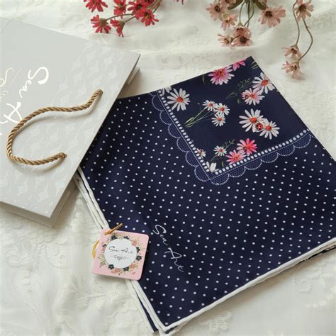 روسری سرمه ای طرح بابونه نخی فلامنت قواره ۱۰۵