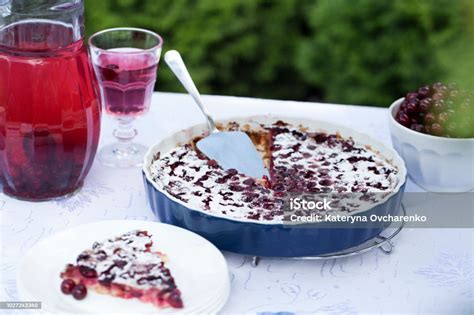 체리 Clafoutis전통적인 프랑스어 달콤한 과일 디저트 세라믹 형태로 체리 파이입니다 집 신 체리와 바닐라 Clafoutis를 만든 0명에 대한 스톡 사진 및 기타