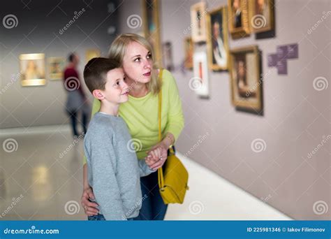 Madre E Hijo Mirando Pinturas En Los Salones De Los Museos Foto De