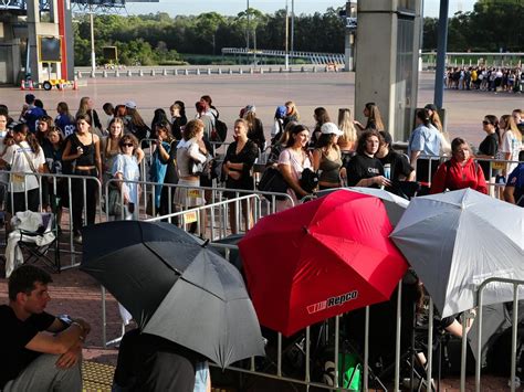 Billie Eilish Fans Camp For Days Before Sydney Gig The Chronicle