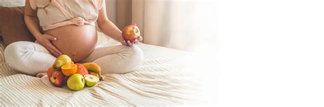 임신과 건강 한 유기농 영양 임신과 자 몽 임신 한 여 자가 침대에서 신선한 과일을 즐기고 여유 공간 기대와 건강의 개념입니다 개념에 대한 스톡 사진 및 기타 이미지