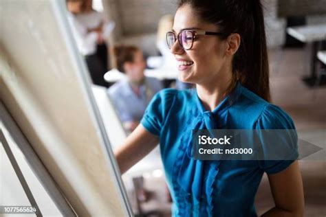 프레 젠 테이 션 소프트웨어 엔지니어링 및 비즈니스를 배우는 사람들의 성공적인 행복 그룹 개념에 대한 스톡 사진 및 기타 이미지 개념 개발 경영자 Istock