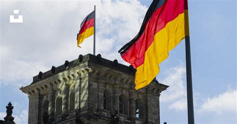 기둥에 빨간색 노란색과 파란색 깃발 사진 Unsplash의 무료 베를린 이미지