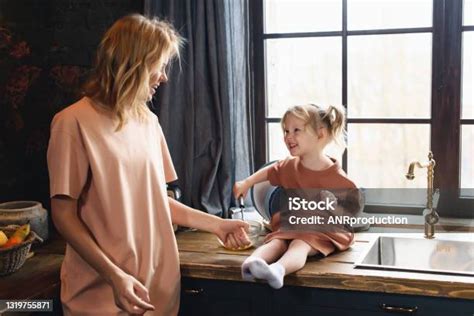 어린 유치원 딸과 함께 부엌에서 함께 요리하는 젊은 어머니 여자는 거품기로 계란을 친다 주위에 바보 2 3 살에 대한 스톡 사진 및 기타 이미지 Istock