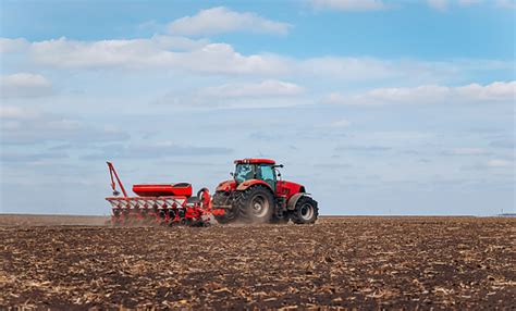봄 파종 시즌 트랙터를 가진 농부는 자신의 밭에 옥수수 씨앗을 뿌린다 후행 재배자로 옥수수 심기 농업 파종 농업과 농업 기계의 개념 0명에 대한 스톡 사진 및 기타 이미지