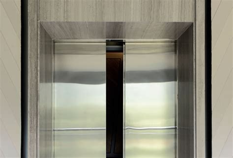 약간 열린 엘리베이터 문입니다 엘리베이터 문 금속 스테인레스 스틸로 만들어진 이며 비즈니스 사무실 출입구 현관 이나 복도 건물의 엘리베이터에 설치 된 엘리베이터에 대한 스톡