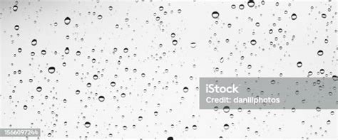 흰색 유리에 빗방울이 있는 최소 회색조 배경 비오는 방울이 있는 가벼운 젖은 창은 흑백으로 근접 촬영합니다 빗방울이 있는 창 유리의 흐릿한 미니멀리스트 흑백 배경이 닫힙니다
