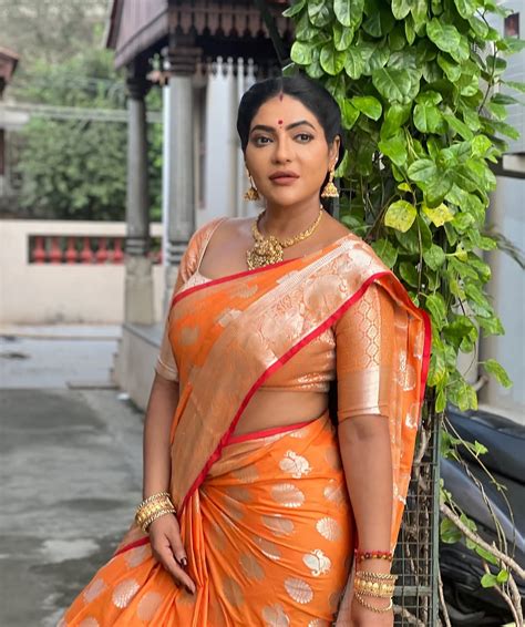 Reshma Pasupuleti Looks Hot And Erotic In Saree Glamsundari In