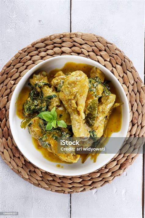 인도네시아 동부 마나도의 전통 음식인 아얌 투투루가 너무 많은 향신료 허브와 코넛 우유와 닭고기로 만든 0명에 대한 스톡 사진 및 기타 이미지 Istock