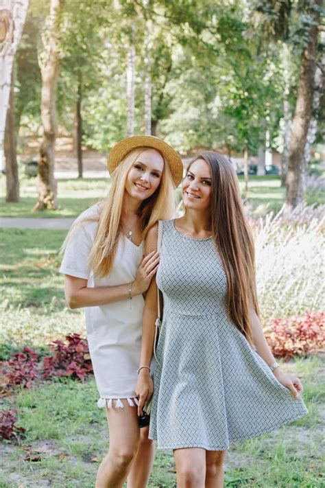 Dos Bellas Jovencitas Morenas Y Rubias Caminata Feliz En El Parque