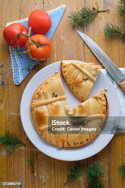 Empanada De Atun Pai Tradisional Yang Diisi Dengan Ikan Tuna Khas Galicia Spanyol Foto Stok