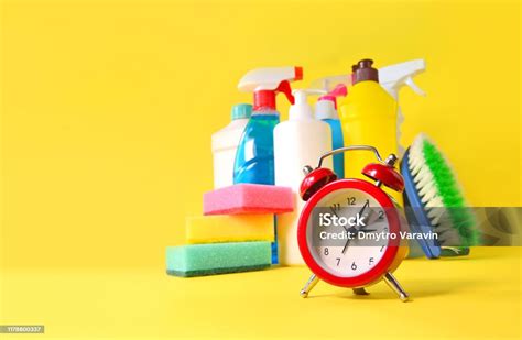 가정용 화학 물질과 빨간색 알람 시계와 청소 서비스 배경 집 안 청소 개념에서 시간을 절약 합니다 공간을 복사합니다 0명에 대한 스톡 사진 및 기타 이미지 Istock