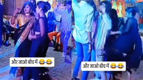 डांस पर चांस लेती दिखीं लड़कियां नाच रही महिलाओं के बीच पहुंचा था