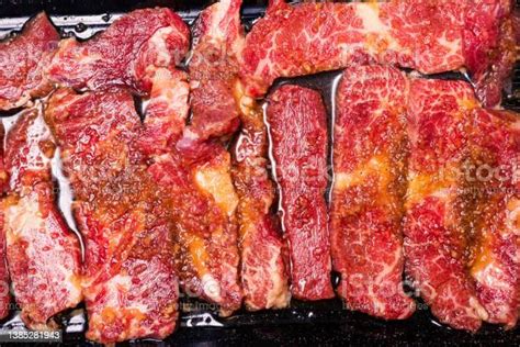 한국 전통 스타일의 신선한 돼지 고기 쇠고기 배꼽 바베큐 갈비 한국 음식에 대한 스톡 사진 및 기타 이미지 갈비 한국 음식 고기 굽기 Istock