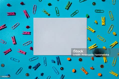 학교 문구 용품과 알람 시계로 만든 프레임 테두리 학생과 교사를 위한 텍스트 또는 교육 인사말 공지를 위한 공간을 복사합니다