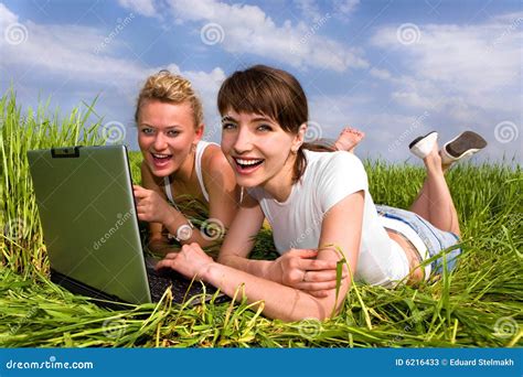 Due Belle Ragazze Che Ridono Vicino Al Computer Portatile Immagine