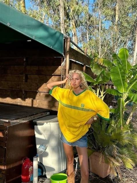 Pin By Wavy On Photo Inspo In 2024 Island Outfit Tropical Outfit