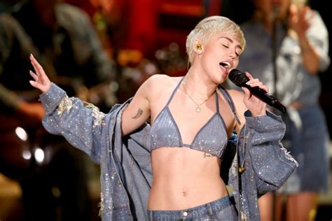 Miley Cyrus Perofrms At Mtv Unplugged In Hollywood Hawtcelebs