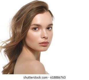 白い背景に美しい女性の美しい女性モデルのポートレート。スタジオ撮影。白い背景に風船。写真素材618886763 Shutterstock