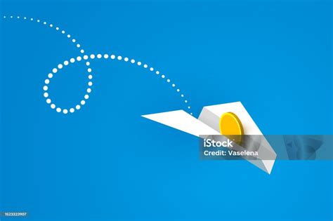 금화가 있는 하얀 종이 비행기가 파란색 배경 위로 날아가고 있다 임금에 대한 스톡 벡터 아트 및 기타 이미지 임금 여행 주제 배경 주제 Istock
